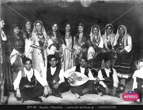 ΚΟΠΕΛΕΣ ΤΟΥ ΛΥΚΕΙΟΥ ΕΛΛΗΝΙΔΩΝ ΜΕ ΠΑΡΑΔΟΣΙΑΚΕΣ ΕΝΔΥΜΑΣΙΕΣ ΚΑΙ ΜΟΥΣΙΚΟΙ ΠΑΡΑΔΟΣΙΑΚΗΣ ΟΡΧΗΣΤΡΑΣ