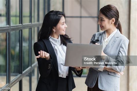 자신감 집중 사업가 교사 또는 멘토 코치가 협상에서 비즈니스 사람들과 이야기하고 여성 리더 연사 지원자가 면접 개념 중에