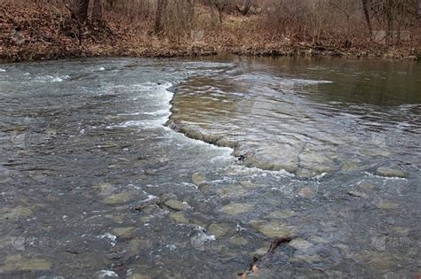 流动的小溪的水