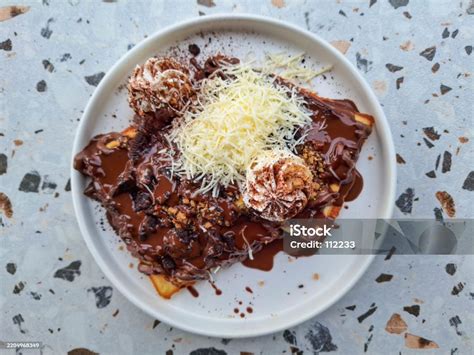 바닐라 선데 아이스크림 누텔라 비스킷 샌드위치 초코 체다 치즈 초콜릿 소스를 곁들인 맛있는 데스 바이 초코 와플 디저트 음식 메뉴 상의 모습 0명에 대한 스톡 사진 및 기타