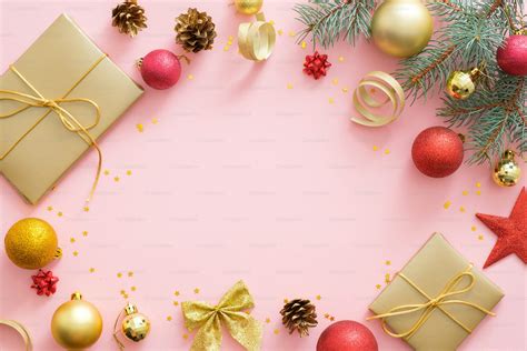 복사 공간이 있는 파스텔 핑크 배경에 플랫레이 크리스마스 휴일 구성 상위 뷰 크리스마스 나무 전나무 가지 빨간색과 황금색 공 선물 상자 폰 콘 크리스마스 인사말