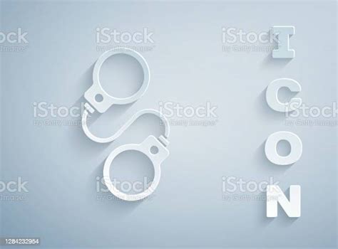 회색 배경에 격리 된 용지 컷 수갑 아이콘 종이 아트 스타일 벡터 3차원 형태에 대한 스톡 벡터 아트 및 기타 이미지 3차원