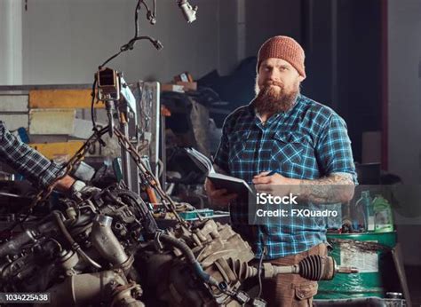 2 명의 수염된 역학 전문가 차고에서 유압 리프트에 발생 하는 자동차 엔진 수리 검사자에 대한 스톡 사진 및 기타 이미지 검사자 금속의 기계공 Istock