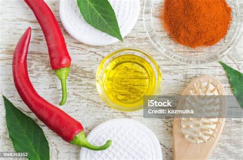 올리브 오일 신선한 빨간 칠리 고추와 마른 고추 가루 탈모에 대 한 내용 Diy 머리 마스크를 준비 하기 위한 대머리 탈모 증 치료 수 제 화장품과 스파의 성분입니다 보기