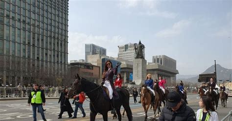 [포토] 부활절 퍼레이드 도심 속 승마 행렬