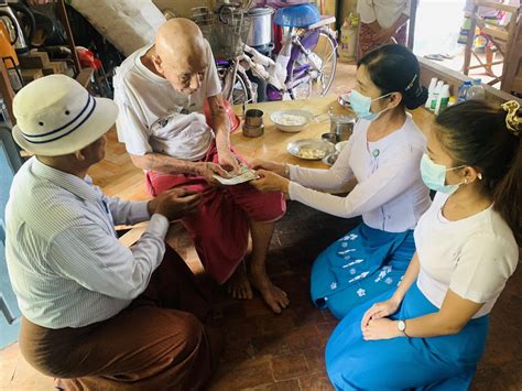 ကျိုက်ထိုမြို့တွင် အသက် ၈၅ နှစ်နှင့်အထက် သက်ကြီးဘိုးဘွားများအား လူမှုရေးပင်စင် ထောက်ပံ့ပေးအပ