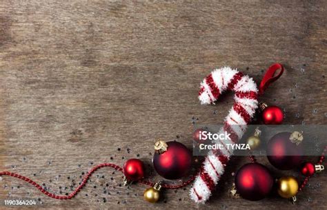 나무 배경에 크리스마스 공과 사탕 나무 장난감 크리스마스 구성 크리스마스 새해 컨셉 플랫 레이 상단 보기 복사 공간 0명에 대한