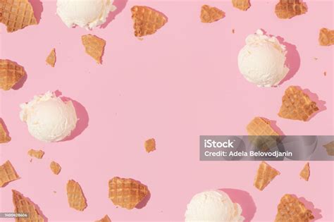 파스텔 핑크 배경에 깨진 아이스크림 콘 조각과 아이스크림 스쿱이있는 여름 창조적 인 레이아웃 80 년대 또는 90 년대 복고풍 패션 미적 아이스크림과 특종 개념 최소한의