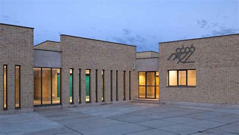 این مدرسه زیبا با معماری خاص خود در روستا ساخته شده و یک طرح برگزیده