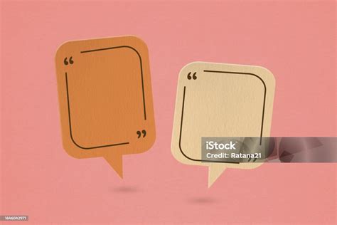 커뮤니케이션 및 소셜 미디어에 대한 개념적 이미지 고객 피드백 빈 서신 가을 색조 그런지 종이 말풍선 거친 종이 질감에 따옴표 기호 갈색에 대한 스톡 사진 및 기타 이미지