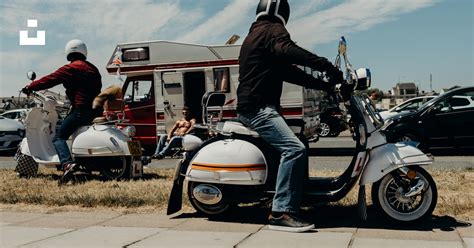 캠핑카 트레일러 근처에서 흰색 모터 스쿠터를 타는 사람 사진 Unsplash의 무료 스쿠터 이미지