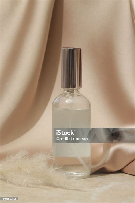부드러운 접힌 실크 배경에 유리 반투명 스프레이 병 럭셔리 화장품 및 뷰티 스타일 광고 컨셉 0명에 대한 스톡 사진 및 기타 이미지 Istock