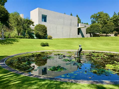 Vangi Museum ヴァンジ彫刻庭園美術館の蓮の池 古びた家