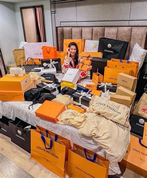 រកបានច្រើនខ្លាចអ្វីនឹងចាយលុយ តារាស្រីនិយមប្រើ របស់ប្រ៊េនៗ ទិញម្ដងៗមិនចេះតិច Khmerload