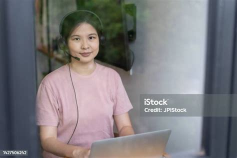 컴퓨터를 사용하고 헤드셋을 착용하고 집에서 일하는 아시아 여성 30 39세에 대한 스톡 사진 및 기타 이미지 30 39세 It 지원 고객 서비스 담당자 Istock