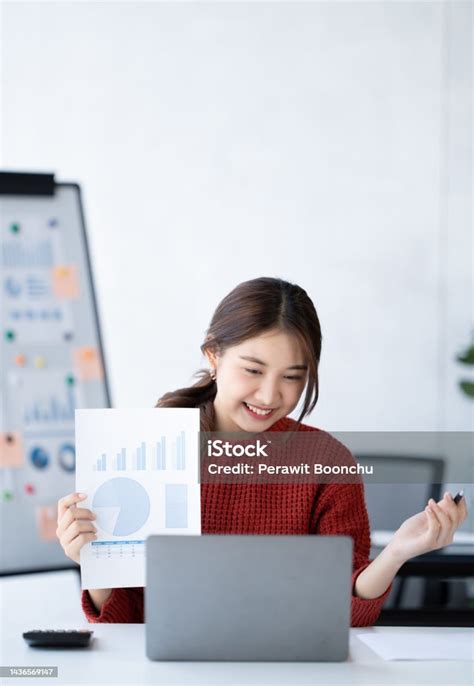 프레젠테이션에서 사무실에 있는 사람들의 비즈니스 회의 그룹 프리젠 테이션 차트 여성들은 사무실에서 일합니다 공부에 대한 스톡 사진 및 기타 이미지 Istock