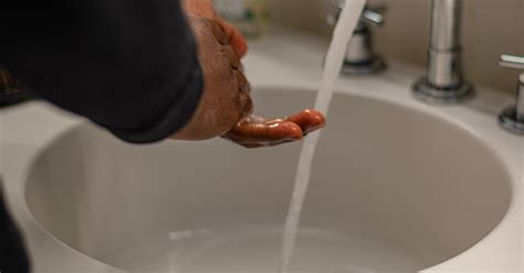 가라앉다 감염 관리 개인 관리 건강 공중 위생 깨끗한 깨끗한 일상 루틴 물 물의 흐름 바이러스 예방 부드러운