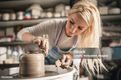 젊은 여성 아트 스튜디오에서 도자기 바퀴에 도자기를 만들기 녹로에 대한 스톡 사진 및 기타 이미지 녹로 여자 한 명의