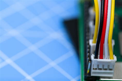 초점이 다른 배경의 회로 기판에 연결된 검은색 빨간색 흰색 및 노란색 케이블 0명에 대한 스톡 사진 및 기타 이미지 0명 개념 개발 Istock