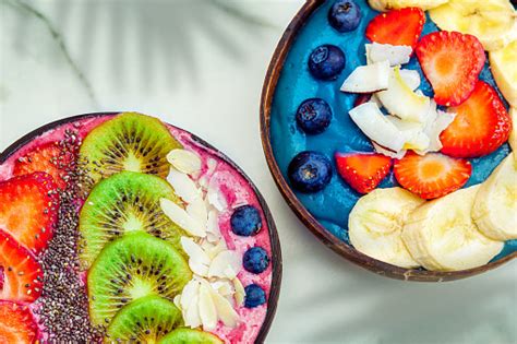 스무디 그릇 그것은 슈퍼 푸드의 발리 식 아침 식사 범위의 일종입니다 과일 열매 치아 씨앗 스피루리나 및 코코넛으로 만들어졌습니다 훌륭한 건강한 채식주의 자 해독 음식 상단