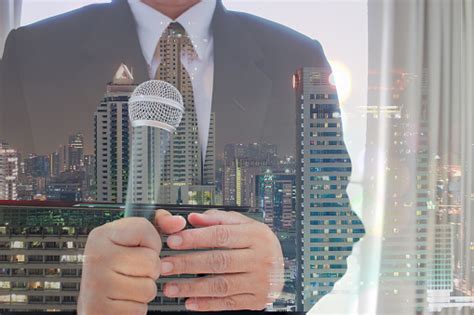 비즈니스 사람들이 말하기 또는 컨퍼런스 홀에서 회의실에서 부동산 투자에 대 한 마이크와 음성 부동산은 토지 건물 흐림 밤 도시 배경으로 구성 된 속성입니다 개발에 대한 스톡