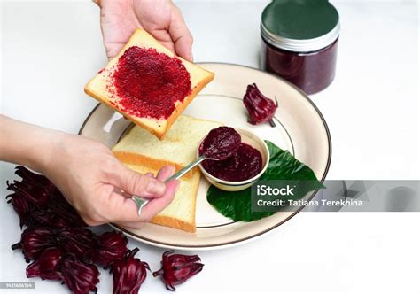 잼과 히비스커스 꽃이있는 항아리에 토스트에 히비스커스 잼을 퍼뜨리는 손 꽃 식물에 대한 스톡 사진 및 기타 이미지 꽃 식물 달콤한 음식 동아시아 문화 Istock