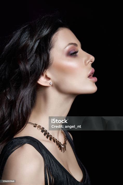 세련된 헤어 스타일과 그녀의 목 보석 주위에 목걸이와 갈색 머리 여자의 초상화 여자의 얼굴에 자연 화장품과 아름다운 밝은 메이크업 갈색 머리에 대한 스톡 사진 및 기타