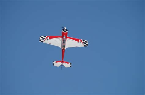 무료 이미지 파리 비행기 항공기 모델 차량 공기 호스 장난감 낙하산 글라이더 에어 스포츠 에어쇼 공군 곡예 비행 단일체 지구의 분위기 일반