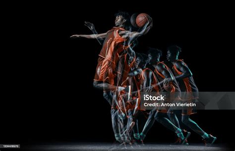 젊은 아프리카 남자 검은 배경 위에 고립 된 공과 모션 농구 선수 스트로보스코픽 효과 스포츠에 대한 스톡 사진 및 기타 이미지 스포츠 농구 팀 스포츠 디지털 합성