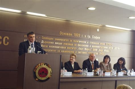 УНСС Ректорът връчи сертификати на победителите в Националното