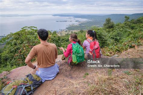 산악 경관 계곡 호수 전망 꼭대기에서 바라보는 배낭을 가진 젊은 아시아 인들의 등산객 그룹 20 24세에 대한 스톡 사진 및