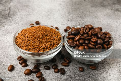 돌 배경에 인스턴트 커피와 커피 원두 향기로운 커피 음료 텍스트를 위한 위치입니다 복사 텍스트를 위한 공간 0명에 대한 스톡