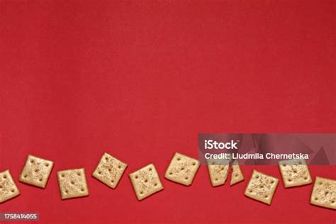 빨간 배경에 황금 쿠키 평평하게 놓여 있습니다 텍스트를 위한 공간 0명에 대한 스톡 사진 및 기타 이미지 0명 개념 개념과 주제 Istock