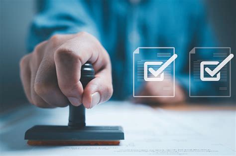 문서 승인 및 프로젝트 통과 개념을 위한 올바른 기호 표시 기호 및 전자 문서 아이콘이 있는 종이에 고무 스탬핑을 사용하는