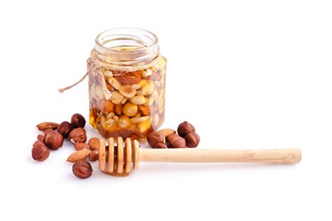 흰색 배경에 꿀과 다른 견과류를 숟가락으로 가진 꿀 항아리 선택적 초점 0명에 대한 스톡 사진 및 기타 이미지 0명 건강한