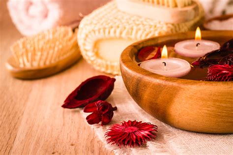 스파 트리트먼트를 위한 아이템 나무 테이블에 물 바다 소금 브러시 수건 및 빗에서 촛불 및 향기로운 말린 꽃 0명에 대한 스톡 사진 및 기타 이미지 Istock