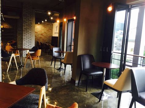 카페 포레 Café Forêt 카페포레 쇼케이스에 자기 자리를 잡고 있는 케이크들이예요~ 딸기 🍓 쉬폰이나 얼그레이 홍차 쉬폰자리에 이 아이들이 없으면 너무