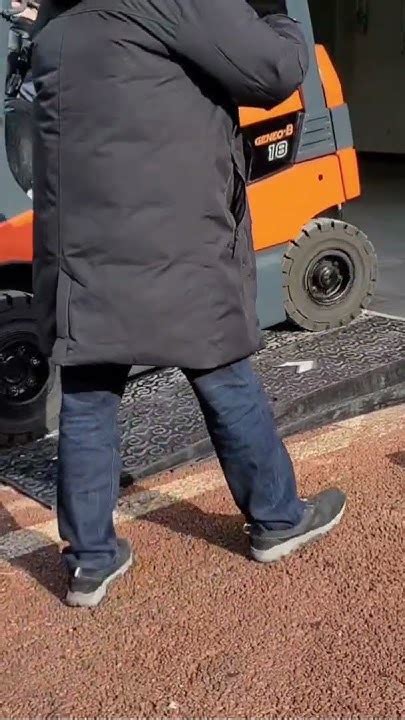 지게차 경사로 진입판 고무차량진입판 시공문의☎️ 010 56643640 코스만경사로 전문시공 창고문턱 물류창고 공사현장 산업현장 등에서 지게차경사로 지게차진입판 시공전문