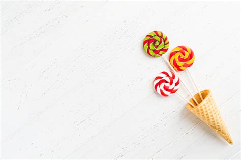 막대기에 둥근 다채로운 롤리팝이있는 와플 콘 복사 공간 흰색 나무 배경 위에 다채로운 과자 개념에 대한 스톡 사진 및 기타 이미지 Istock