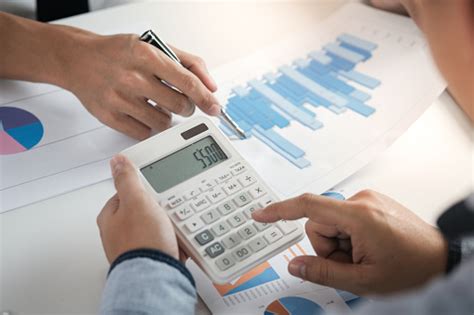 비즈니스 사람들 회의 디자인 아이디어 전문 투자자 작업 새로운 시작 프로젝트 개념 사무실에서의 비즈니스 계획 계약서에 대한 스톡