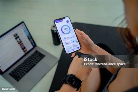 식품 관리 및 체중 감량 개념 샐러드 과일 주스 빵 신선한 채소와 식탁에서 스마트 폰 화면에 칼로리 카운터 응용 프로그램 건강한 식생활 휴대폰 앱에 대한 스톡 사진 및 기타