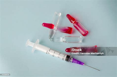 예방 접종 약용 물질로 주사기 테이블 위의 정제와 캡슐 의학 앰플 비타민과 미량 원소 미생물학 코로나 바이러스 감염 주사 가능한 약물 동화 작용 0명에 대한 스톡 사진 및