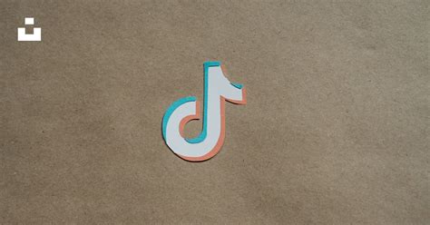 문자 J에서 잘라낸 종이의 클로즈업 사진 Unsplash의 무료 소셜 미디어 이미지