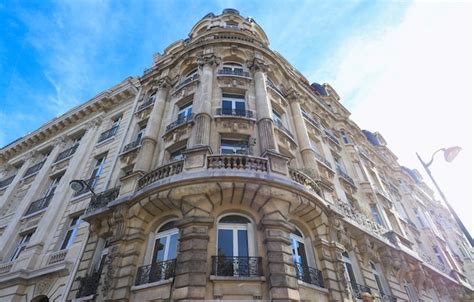 파리 건물 프랑스의 전통적인 외관 프리미엄 사진