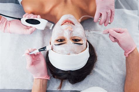 스파 살롱에 누워 다른 장치와 마스크에 의해 얼굴 청소 절차를 가지고 여성의 가까이보기 25 29세에 대한 스톡 사진 및 기타 이미지 25 29세 2명 건강관리와