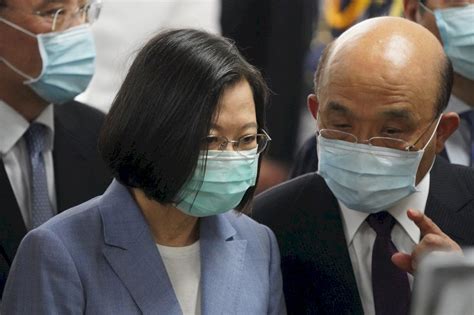 總統蔡英文（中）15日上午在行政院長蘇貞昌（中右）、國安會秘書長顧立雄（中左）等人陪同下，到警政署出席「109年警察節慶祝大會」。 新聞