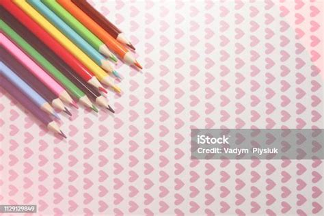 유지 보수 수리에서에서 혁신을 작동합니다 실내 복원입니다 백색 오래 된 플라스틱 플러그 소켓입니다 벽에 와이어와 구멍입니다 0명에 대한 스톡 사진 및 기타 이미지 Istock