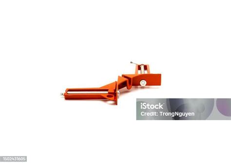 90도 각도 고정 강철 리드 스크류 배경에 격리된 주조 알루미늄 프레임으로 만든 슬라이딩 T핸들이 있는 빨간색 에나멜 마감의