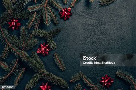 어두운 배경에 전나무 가지와 붉은 활크리스마스 휴일 구성 평평한 평지 상단 보기 복사 공간 0명에 대한 스톡 사진 및 기타 이미지 Istock