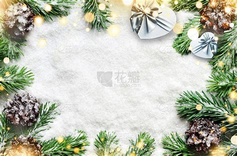圣诞节的背景绿色的松枝礼盒上的雪的背景和光创意构图俯视图新年节日圣诞节装饰